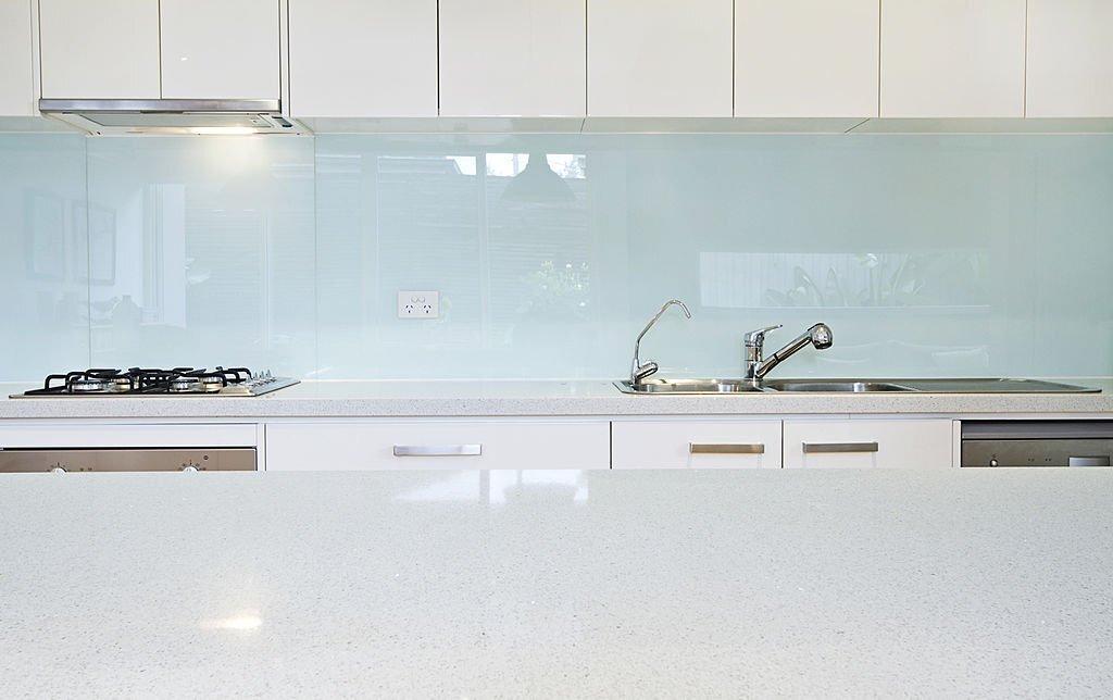 Back Painted Vs Mirror Backsplash – All You Need To Know