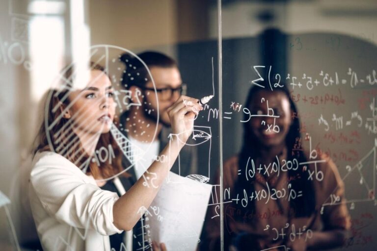 Glass Board Vs Whiteboard – Pros, Cons, and Types